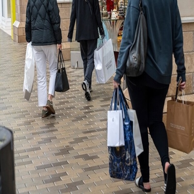 Off-Price and Luxury Retailers Outpace Mid-Tier Chains in Shopper Traffic